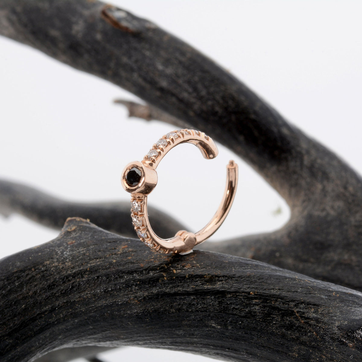 Central Black Diamond Piercing – Magic Hammer