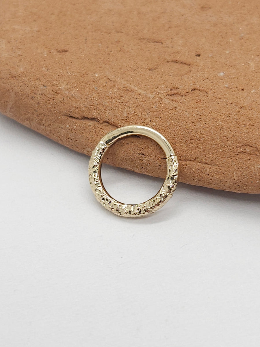 Hammered Moon Septum Piercing 14k Yellow Gold – Magic Hammer