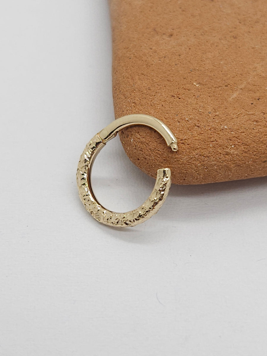 Hammered Moon Septum Piercing 14k Yellow Gold – Magic Hammer